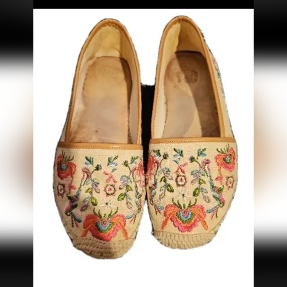 Gianni Bini | Shoes | Gianni Bini Pea Floral Embroidered Shoe Sz 75 ...